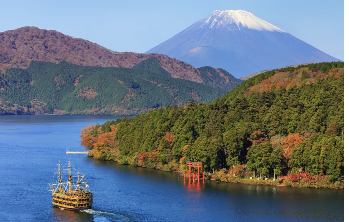 Pirate ship of Lake Ashi [Lake Ashi / Ashinoyu]